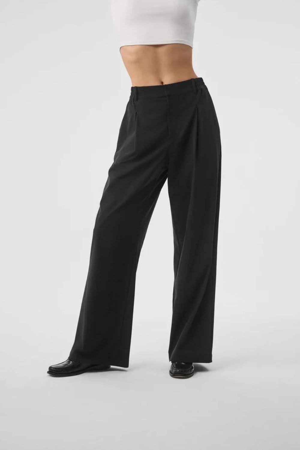 Best Wrinkle-Free Pants for Travel To Look Chic on Long Flights